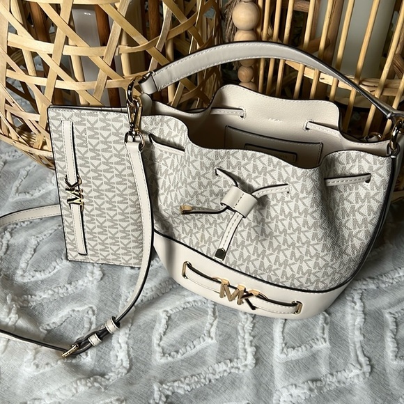 MICHAEL Michael Kors | Bags | Michael Kors Reed Large Snap Bifold ...